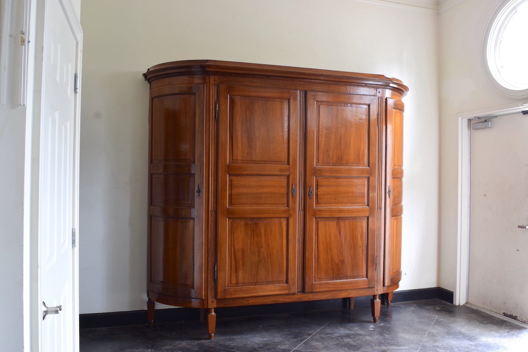 Shaped Fruitwood 4-Door Armadio – ROBUCK